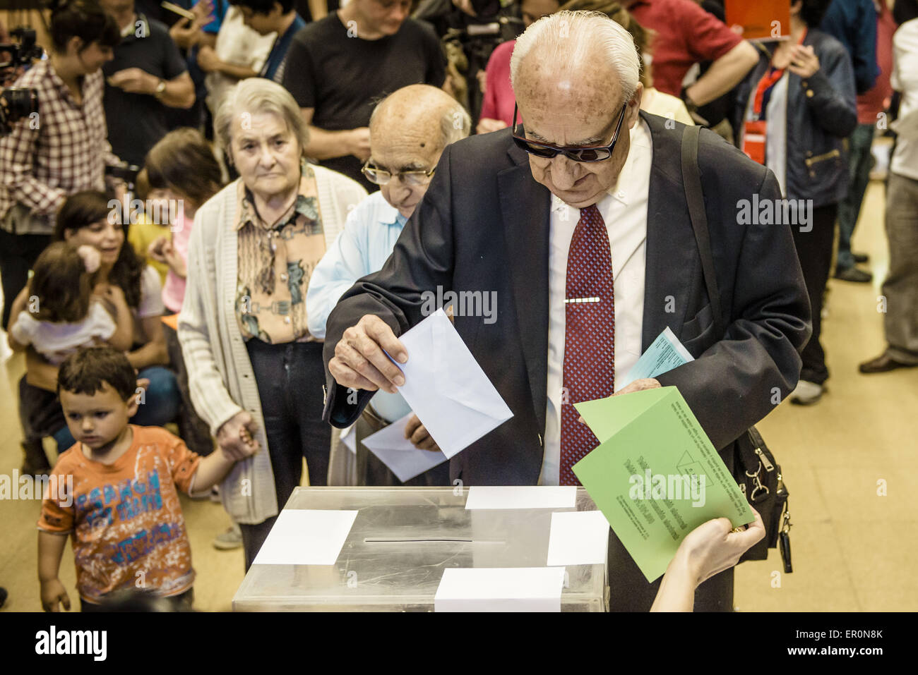 Barcelona, Catalonia, Spain. 24th May, 2015. Voters cast their ballots ...