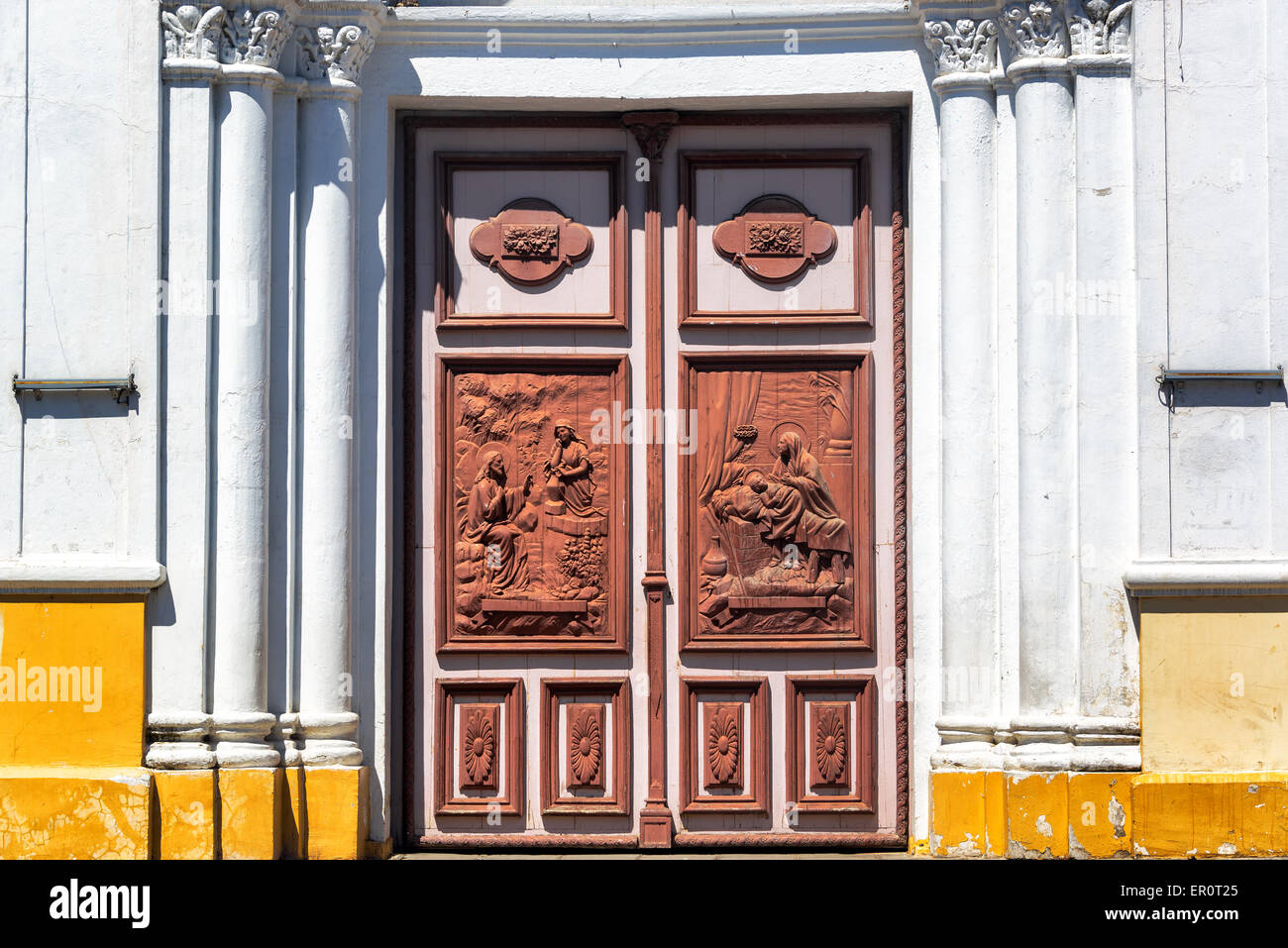 Door entrance building colonial hi-res stock photography and images - Alamy