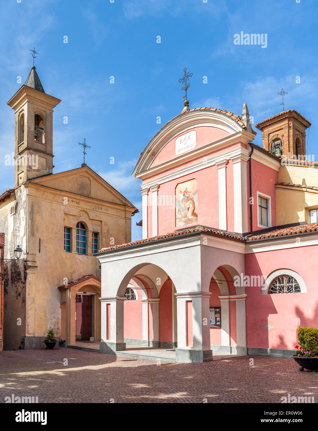 Small town square hi-res stock photography and images - Alamy