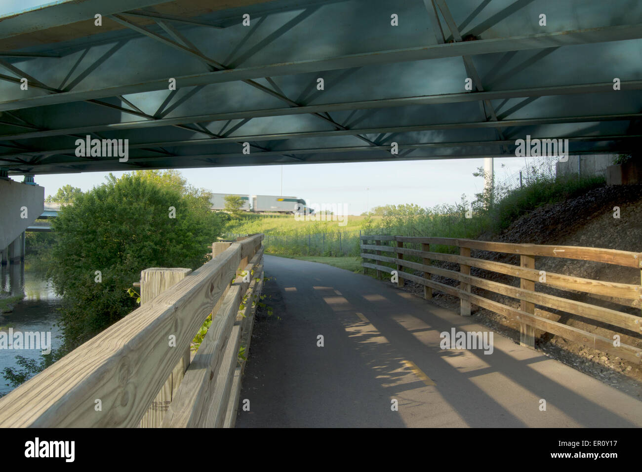 Olentangy Trail going under the Interstate 270 overpass Stock Photo - Alamy