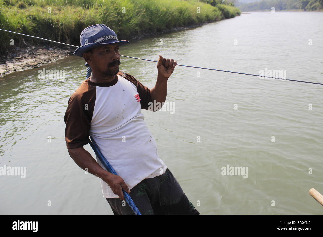 Kulon Progo, Indonesia. 24th May, 2015. The crew pulls chartered ...