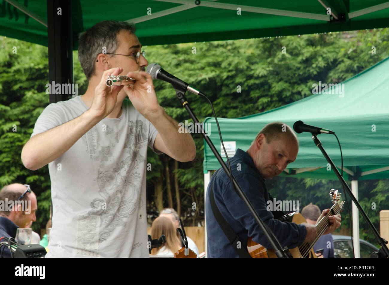Live house band hi-res stock photography and images - Alamy