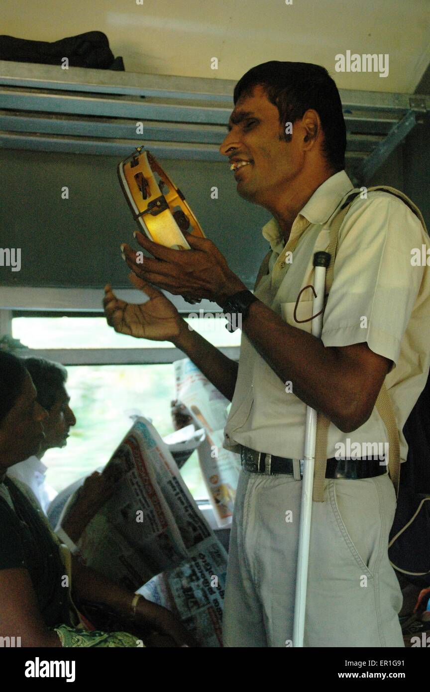 Blind singer hi-res stock photography and images - Alamy