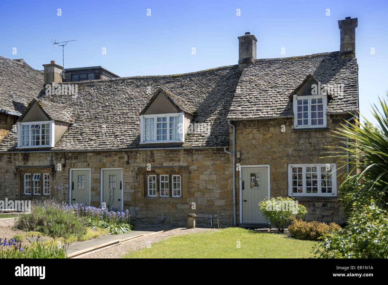cottages cotswolds uk Stock Photo - Alamy