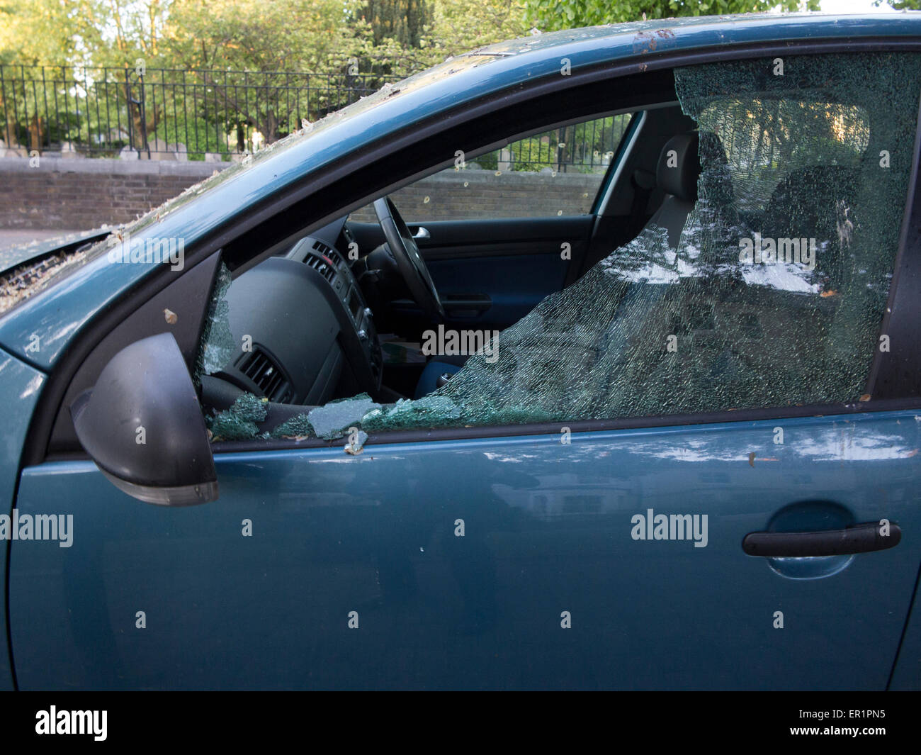 The aftermath of thieves breaking into a car Stock Photo - Alamy