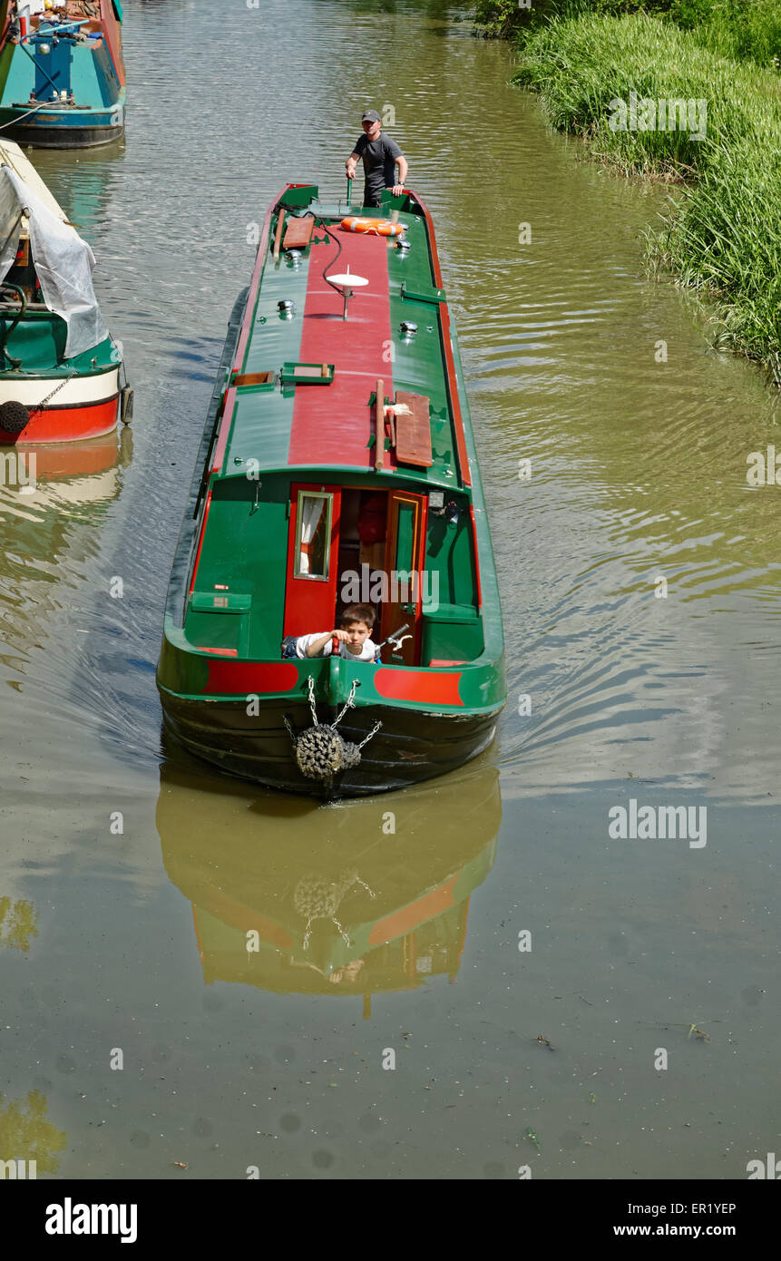 Red and green narrowboat hi-res stock photography and images - Alamy