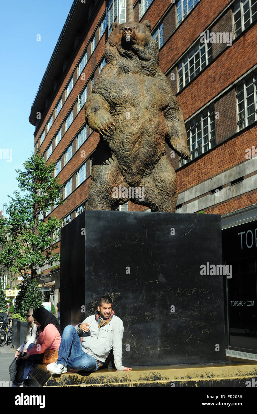 Large 15 foot bronze statue street near oxford marble arch hi-res stock ...