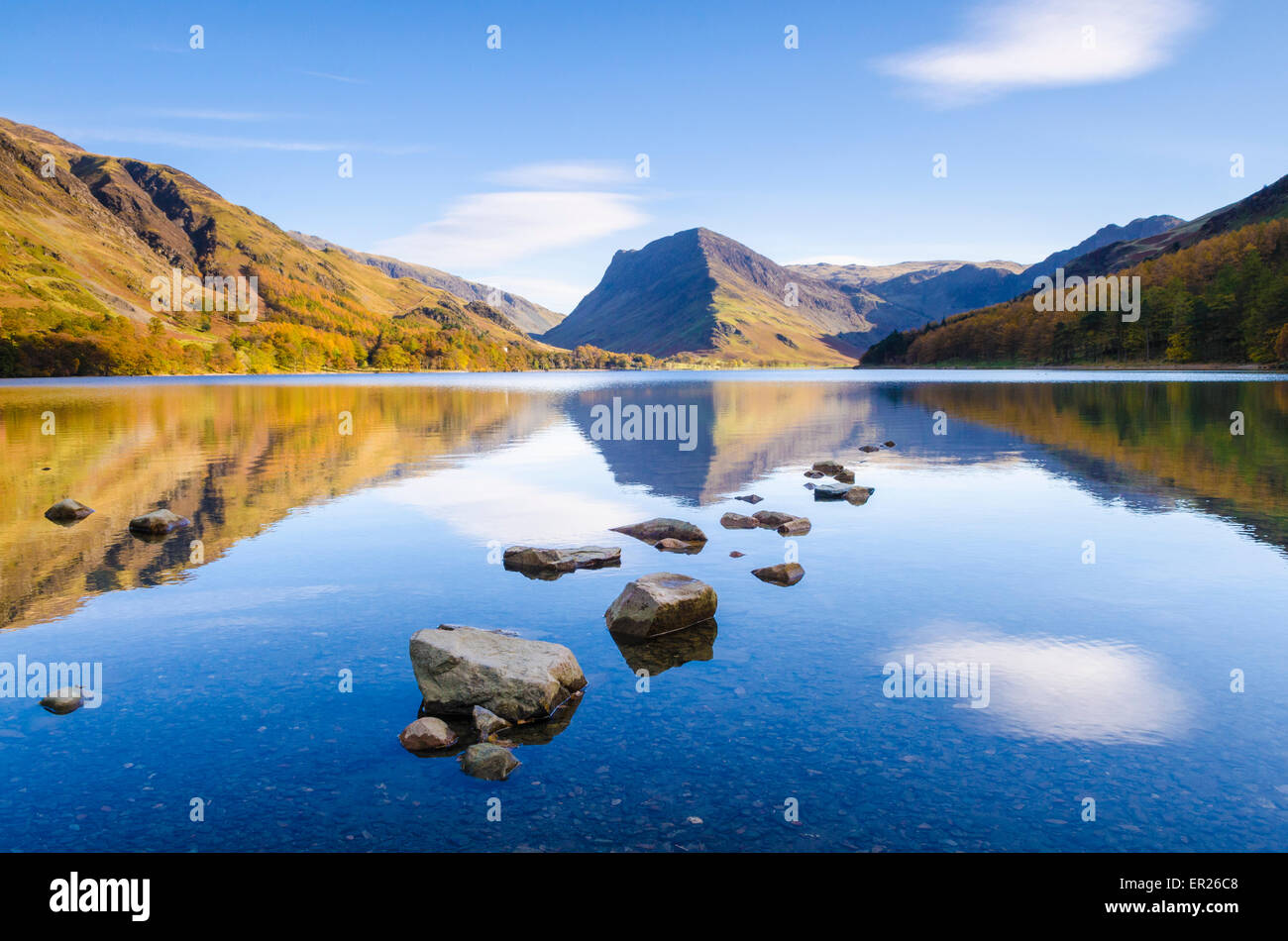 The shore of Buttermere with Robinson fell and Fleetwith Pike. Lake ...