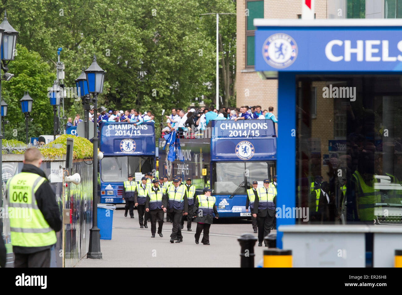 English premier league trophy hi-res stock photography and images - Alamy