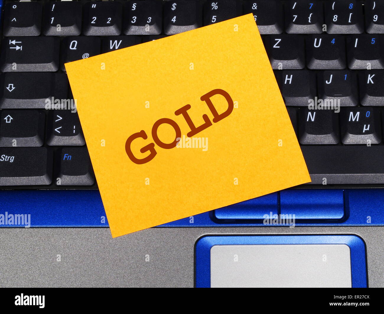 Memo note on notebook, gold Stock Photo - Alamy