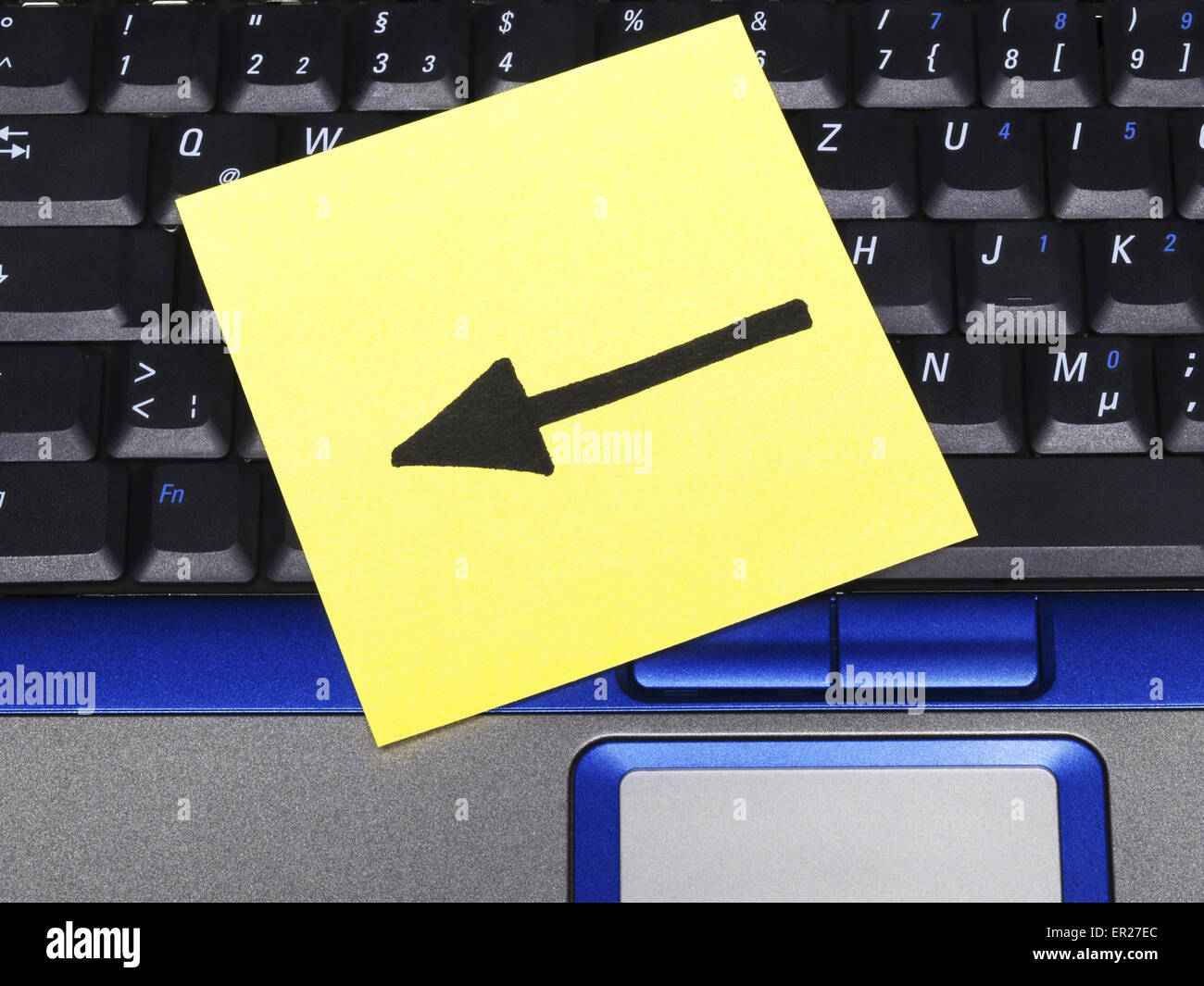 Memo note on notebook, arrow to the left drawing Stock Photo - Alamy