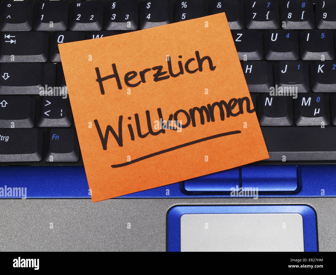 Memo note on notebook, very welcome Stock Photo - Alamy