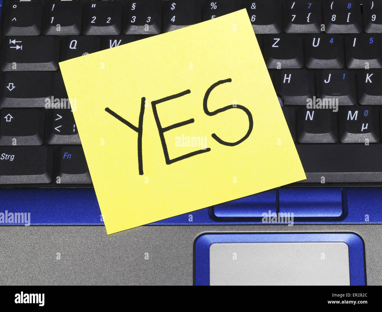 Memo note on notebook, yes Stock Photo - Alamy