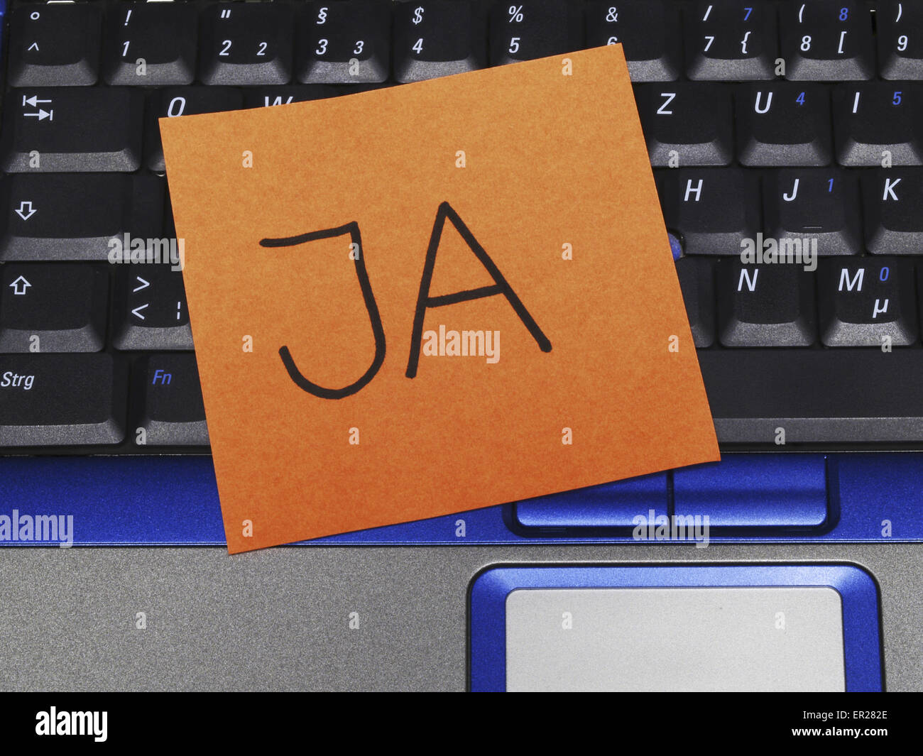 Memo note on notebook, yes Stock Photo - Alamy