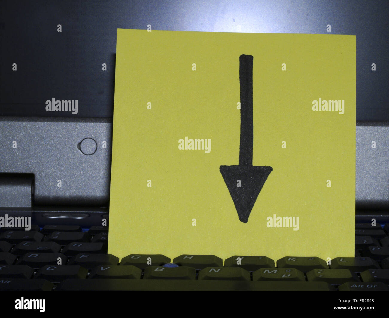 Memo note on notebook, arrow down drawing Stock Photo - Alamy