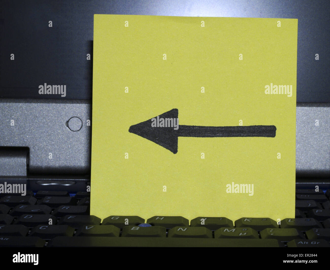 Memo note on notebook, arrow to the left drawing Stock Photo - Alamy