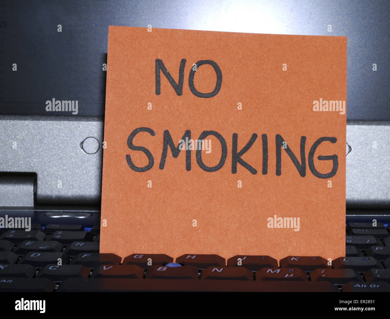 Memo note on notebook, no smoking Stock Photo - Alamy