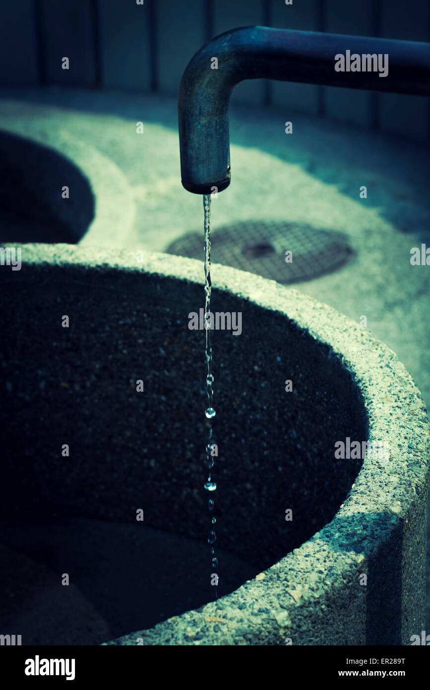 fountain water flowing Stock Photo - Alamy