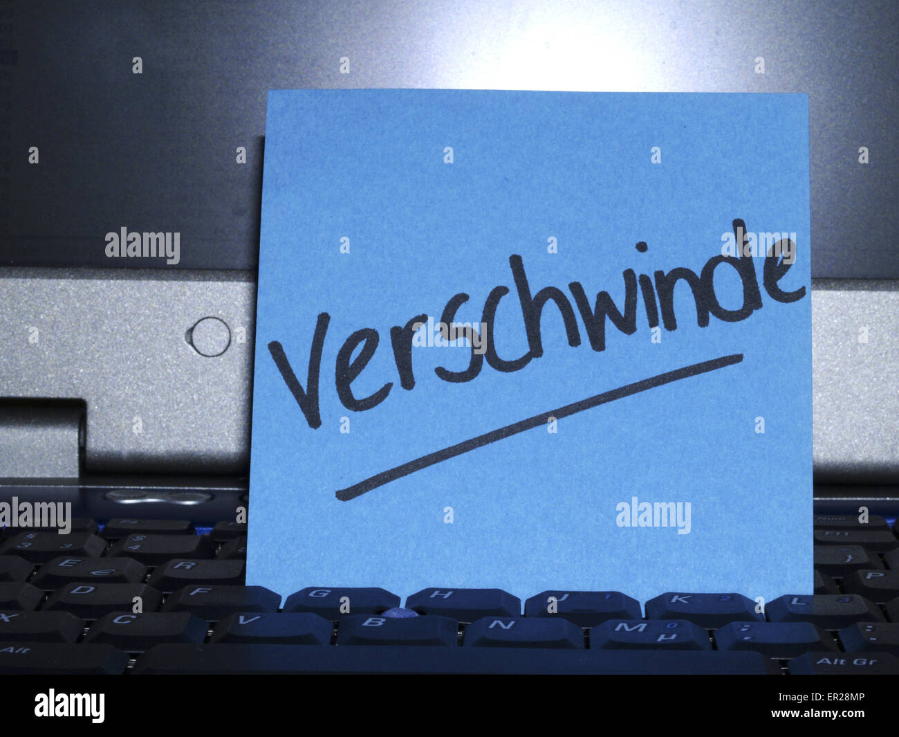 Memo note on notebook, verschwinde piss off Stock Photo - Alamy