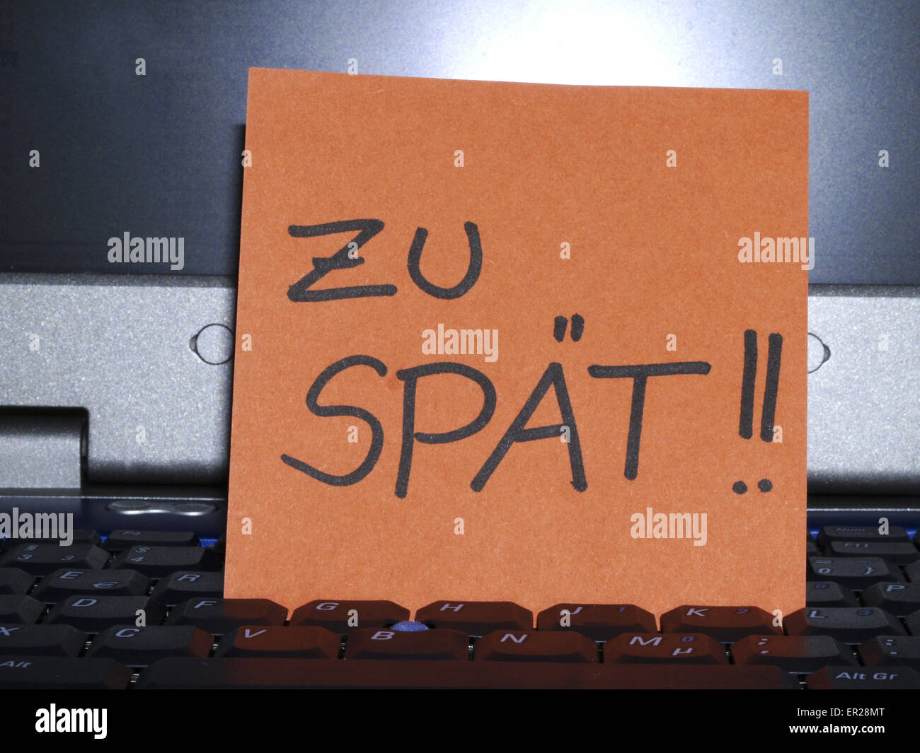 Memo note on notebook, zu spät too late Stock Photo - Alamy