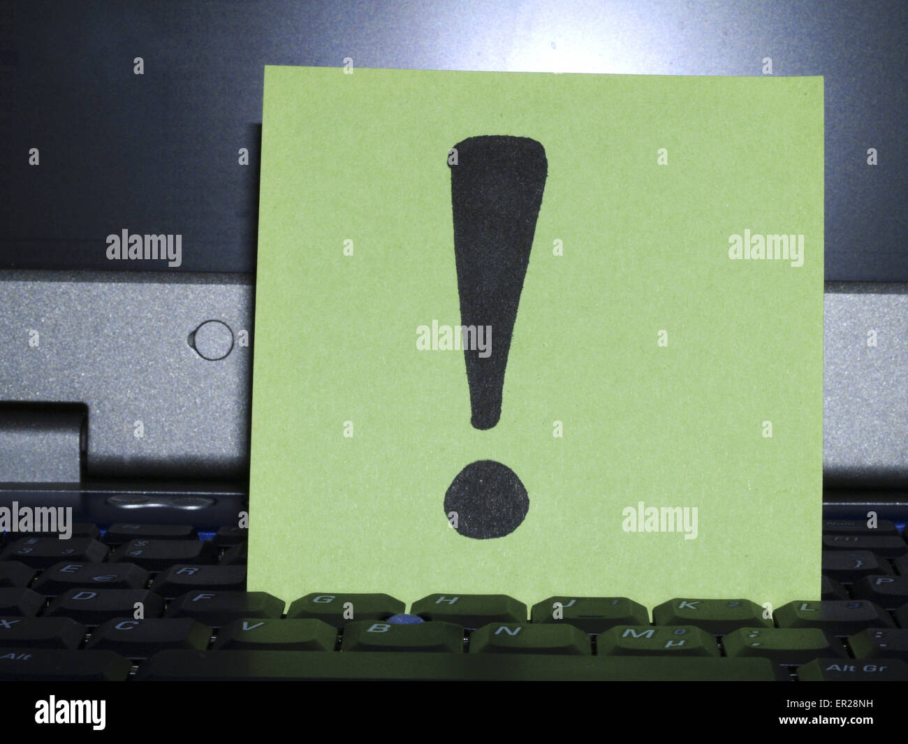Memo note on notebook, exclamation mark Stock Photo - Alamy