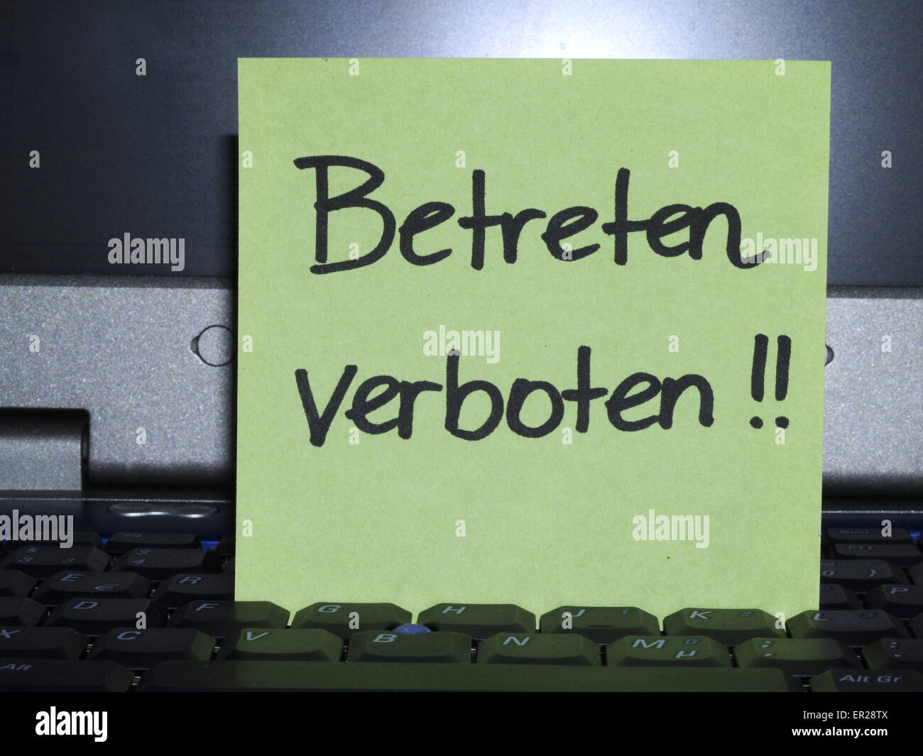 Memo note on notebook, Betreten verboten, no admittance, no trespassing ...