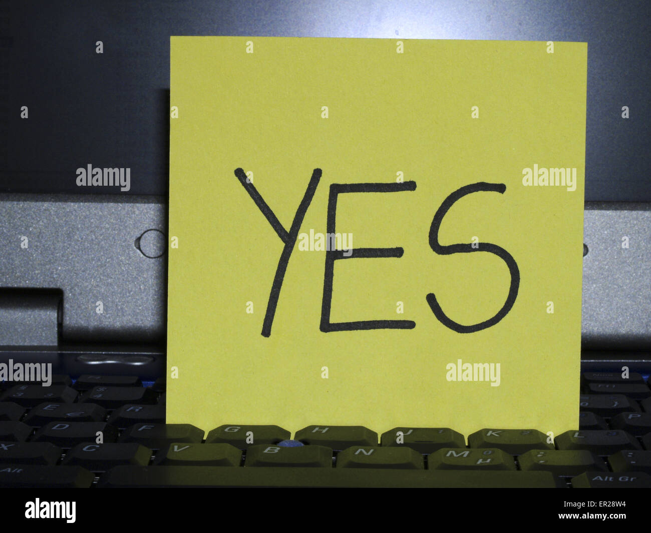 Memo note on notebook, yes Stock Photo - Alamy