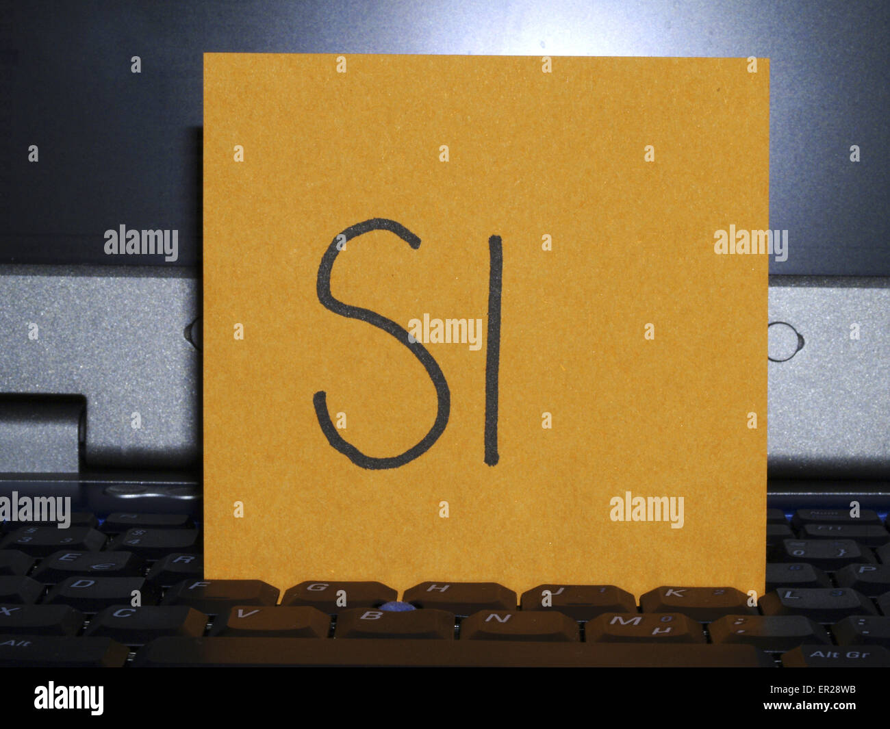 Memo note on notebook, si, yes Stock Photo - Alamy