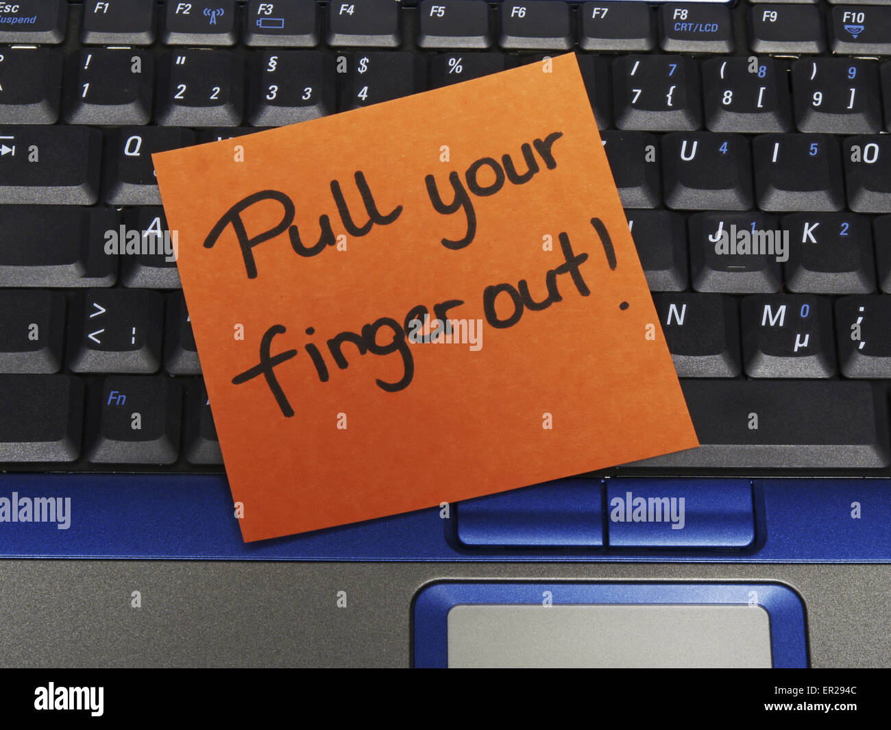 Memo note on notebook, pull your finger out Stock Photo - Alamy