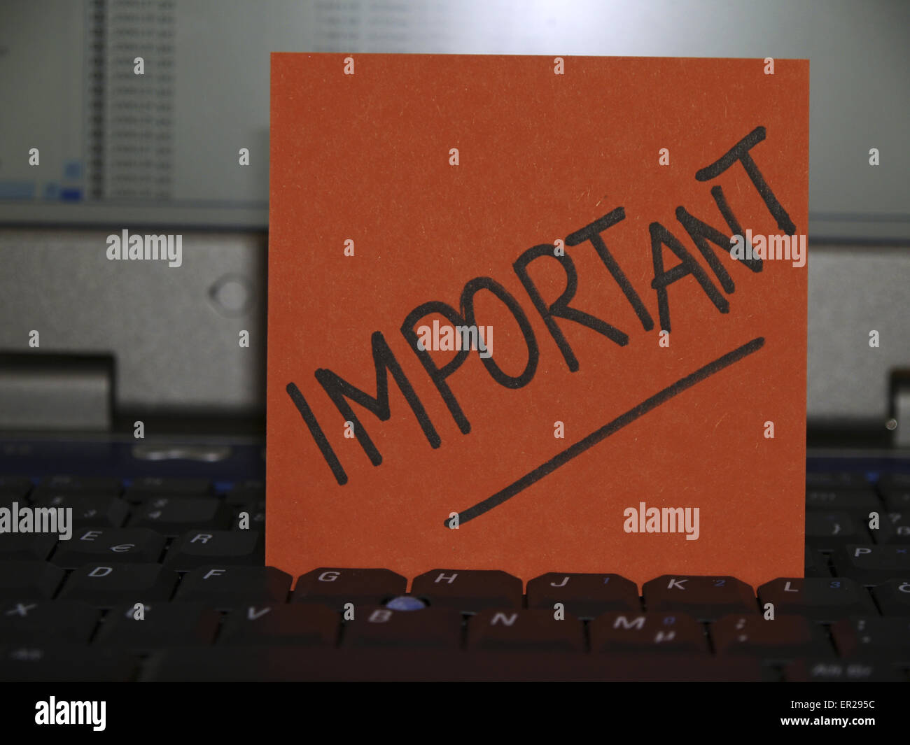 Memo note on notebook, important Stock Photo - Alamy