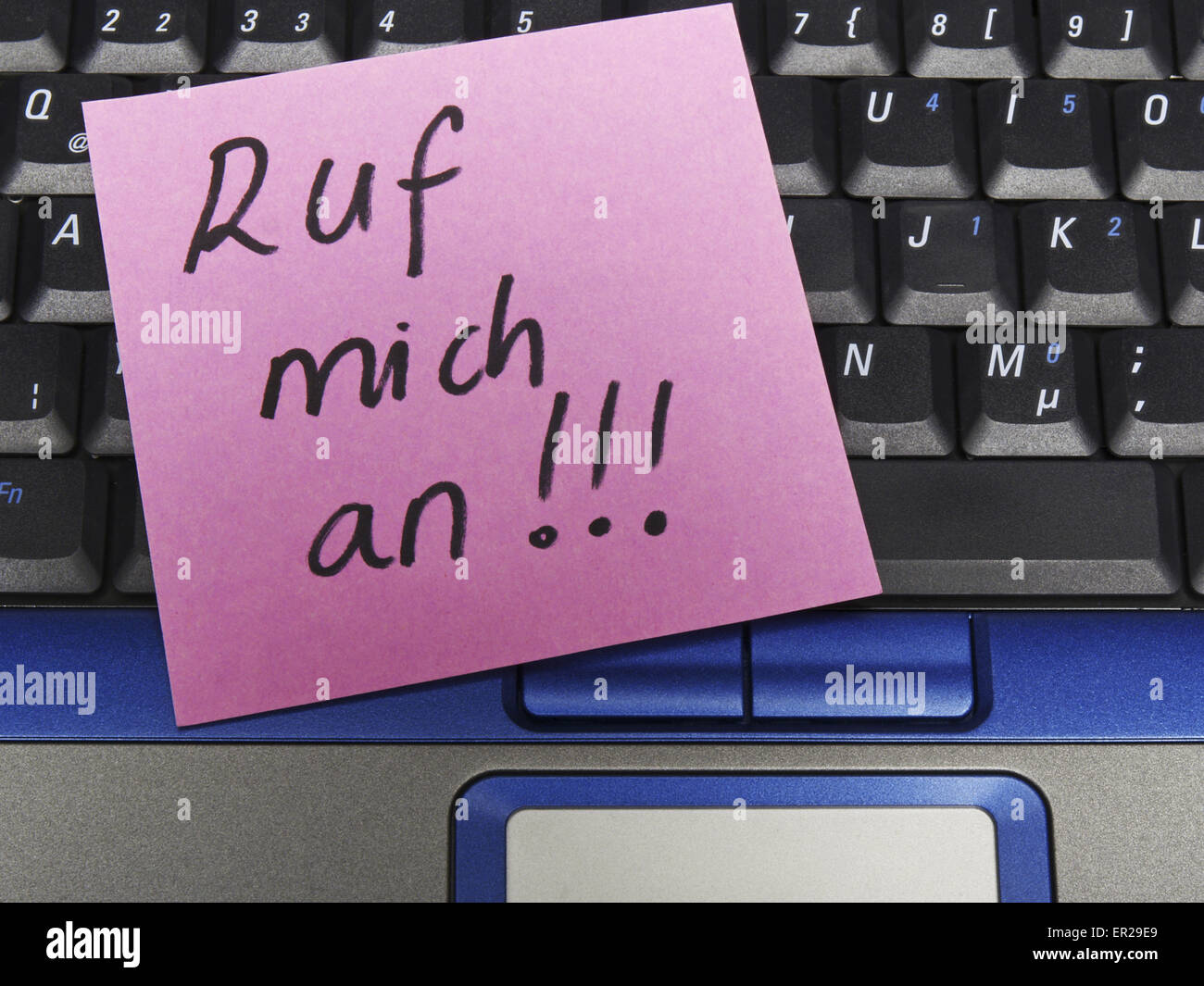 Memo note on notebook, Ruf mich an, call me Stock Photo - Alamy