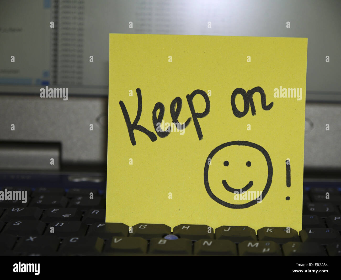 Memo note on notebook, keep on, drawing of smiley Stock Photo - Alamy