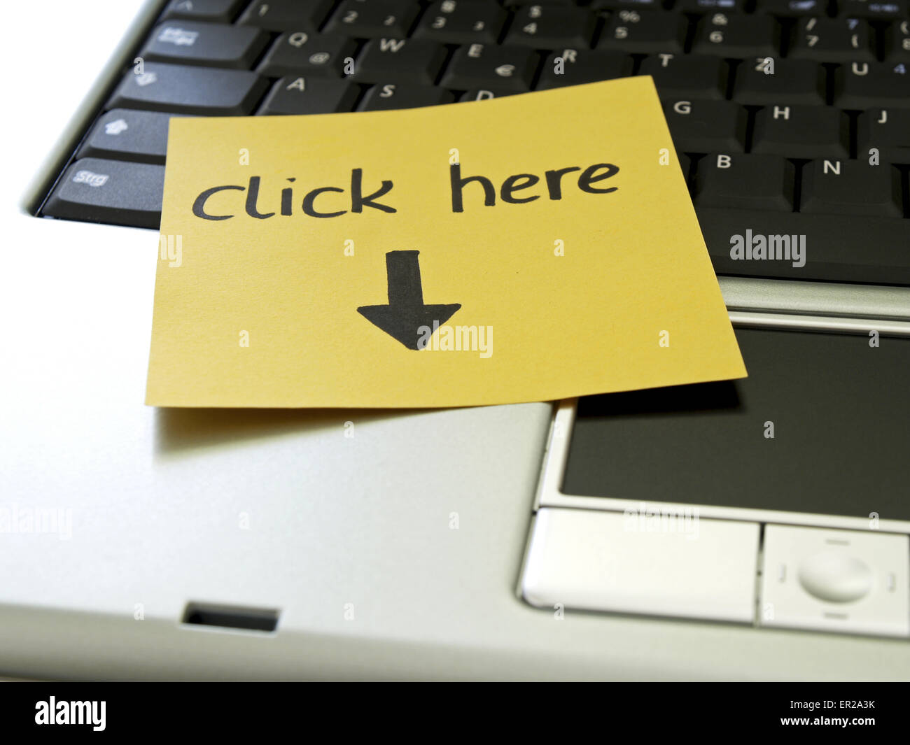 Memo note on notebook, click here arrow down Stock Photo - Alamy