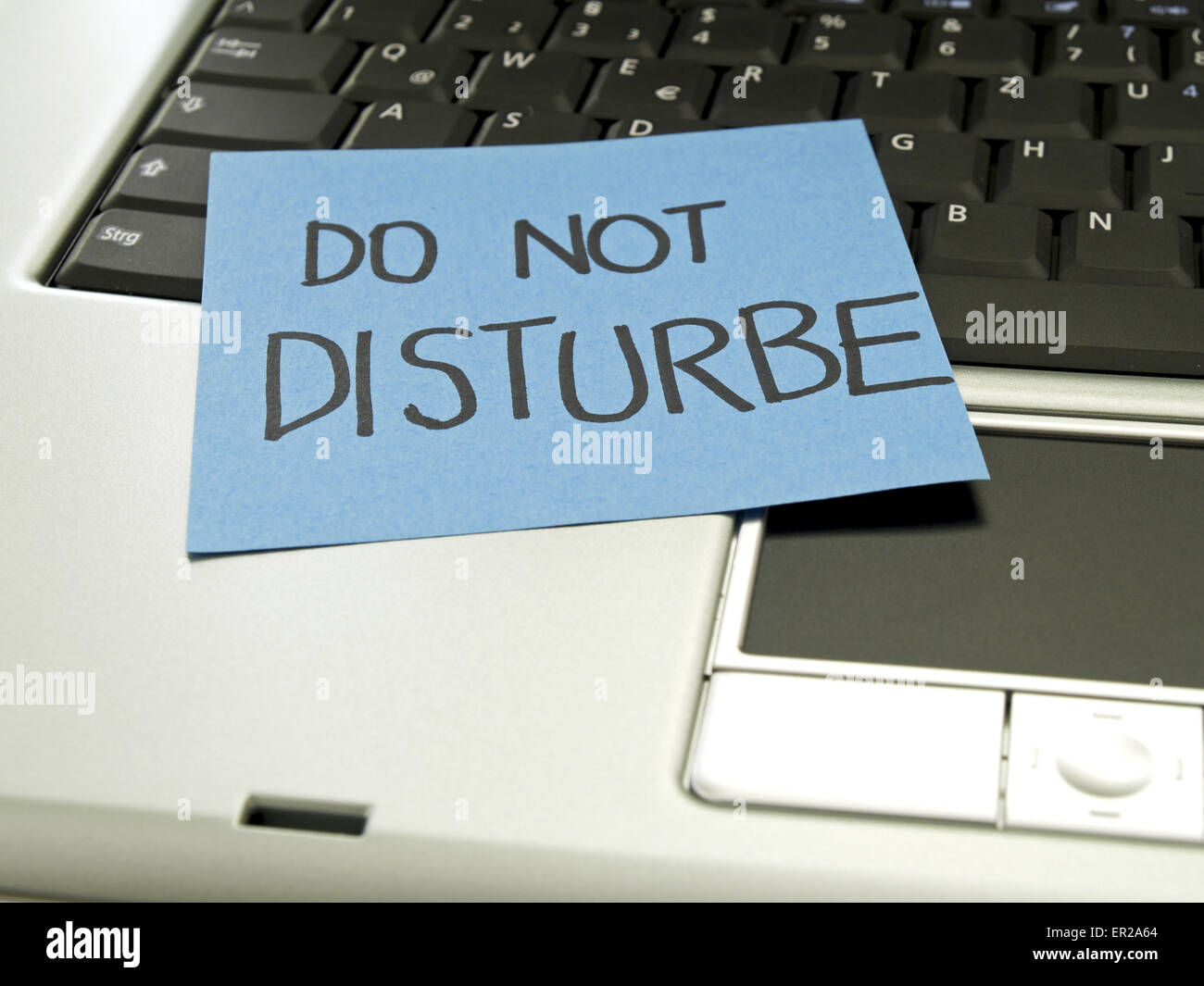 Memo note on notebook, do not disturbe Stock Photo - Alamy