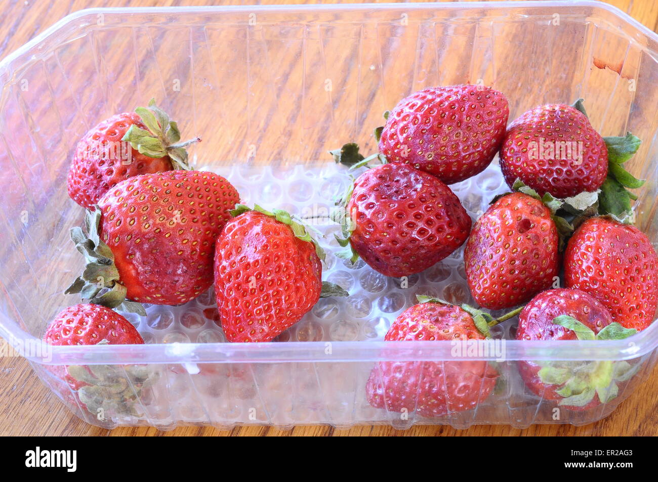 Rotten strawberries hi-res stock photography and images - Alamy