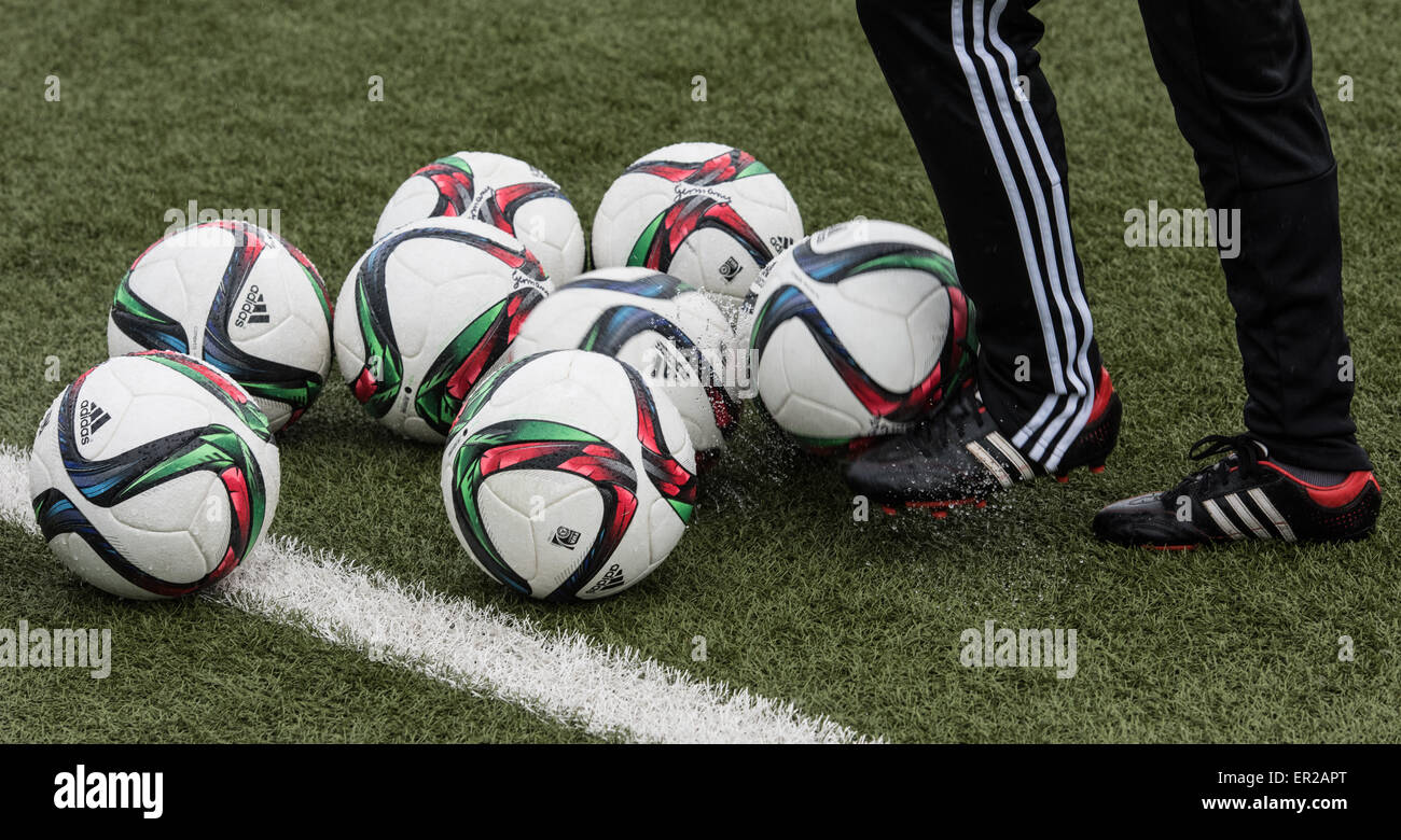 Pile of soccer balls hi-res stock photography and images - Alamy