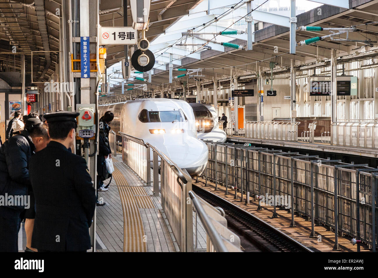 Japanese shinkansen, Bullet train, arriving at platform at Shin-Osaka ...