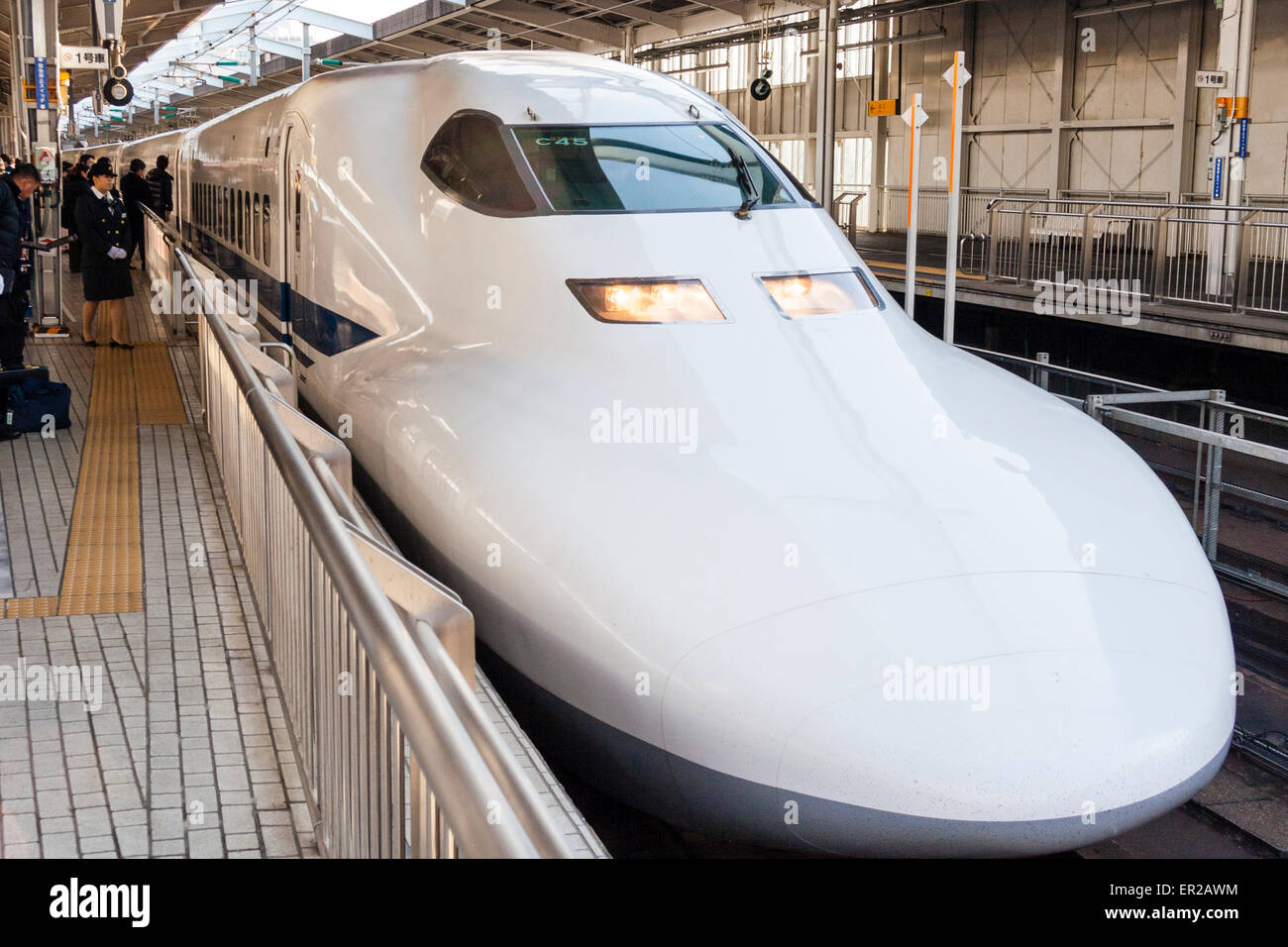 Japanese shinkansen, Bullet train, waiting at platform at Shin-Osaka ...