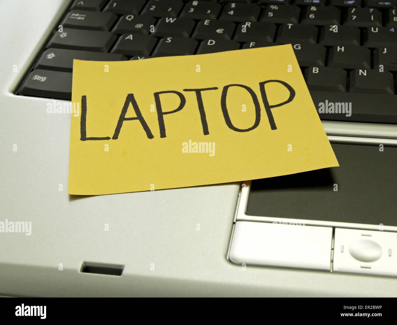 Memo note on notebook, notebook, laptop Stock Photo - Alamy