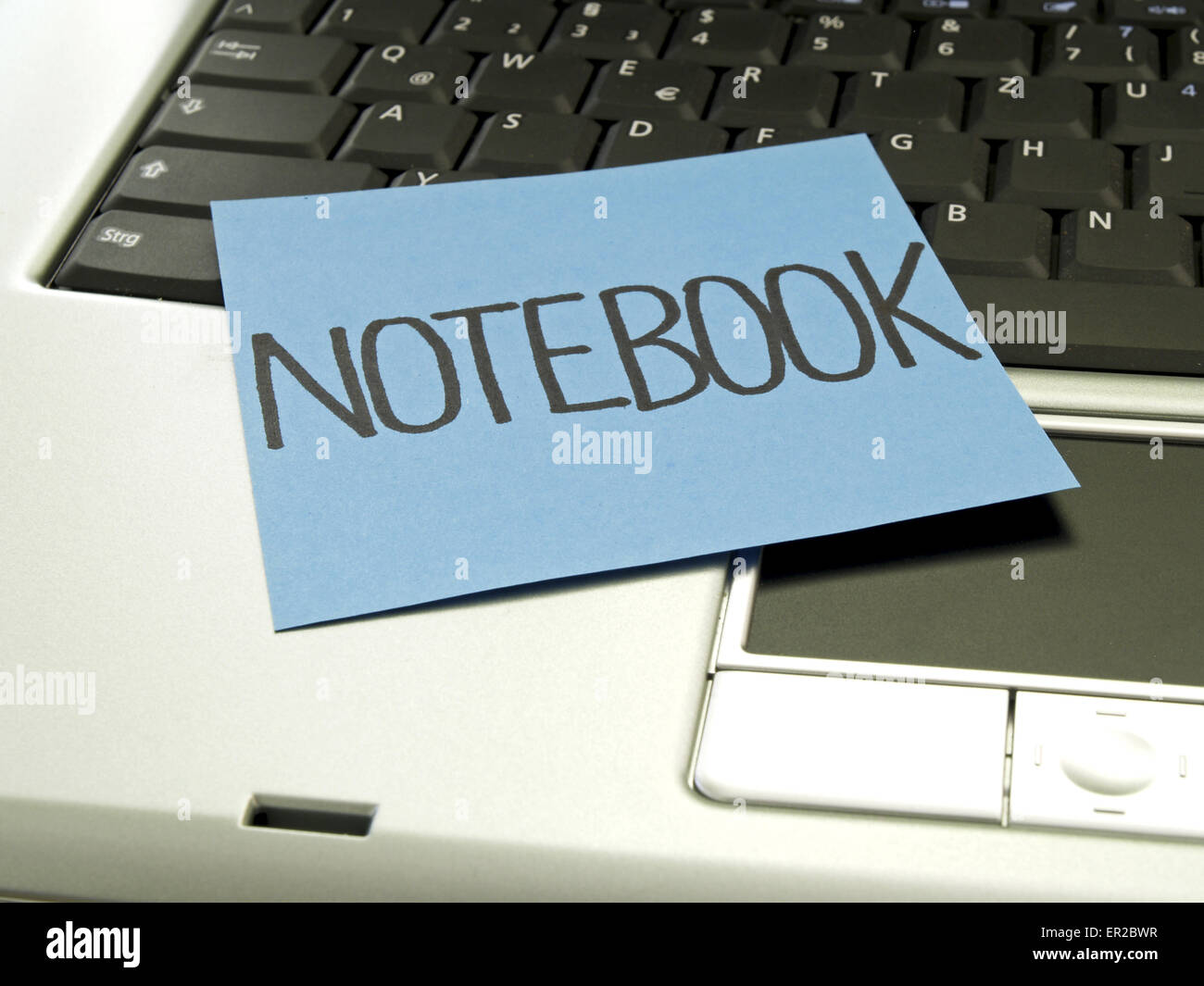 Memo note on notebook, notebook, laptop Stock Photo - Alamy