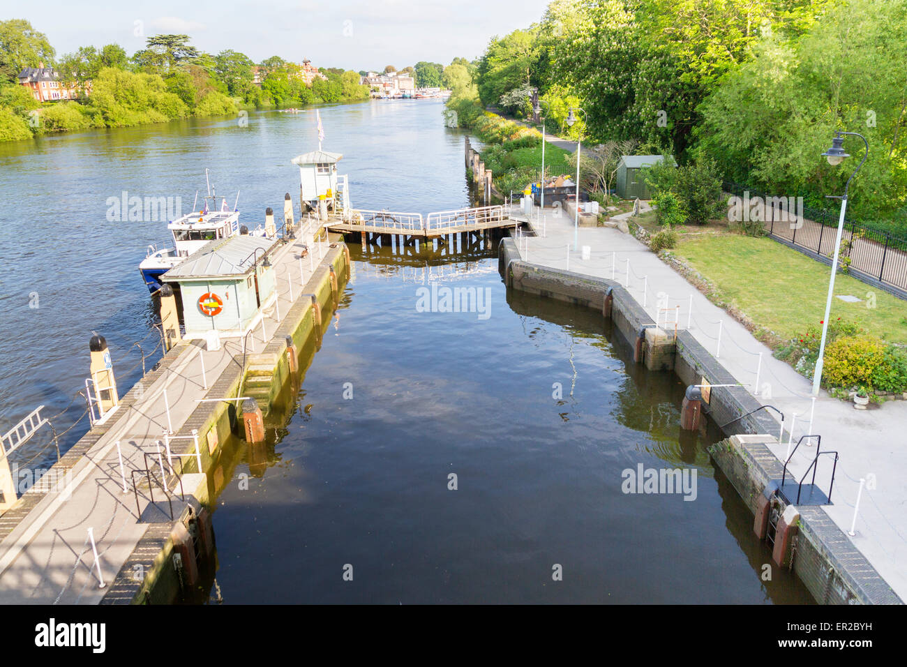 Richmond lock and weir on the River Thames Stock Photo - Alamy