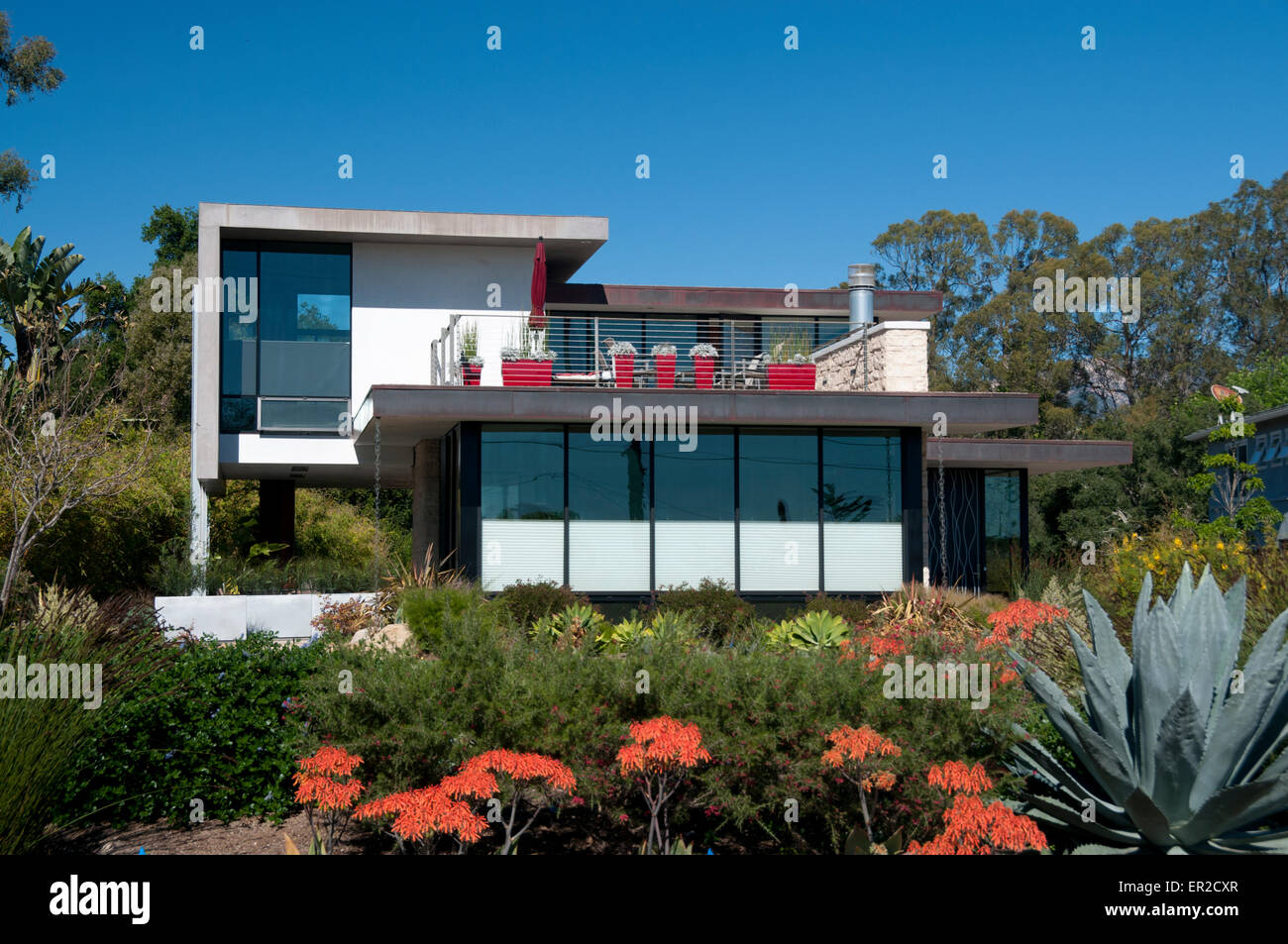 Modern two level home hi-res stock photography and images - Alamy