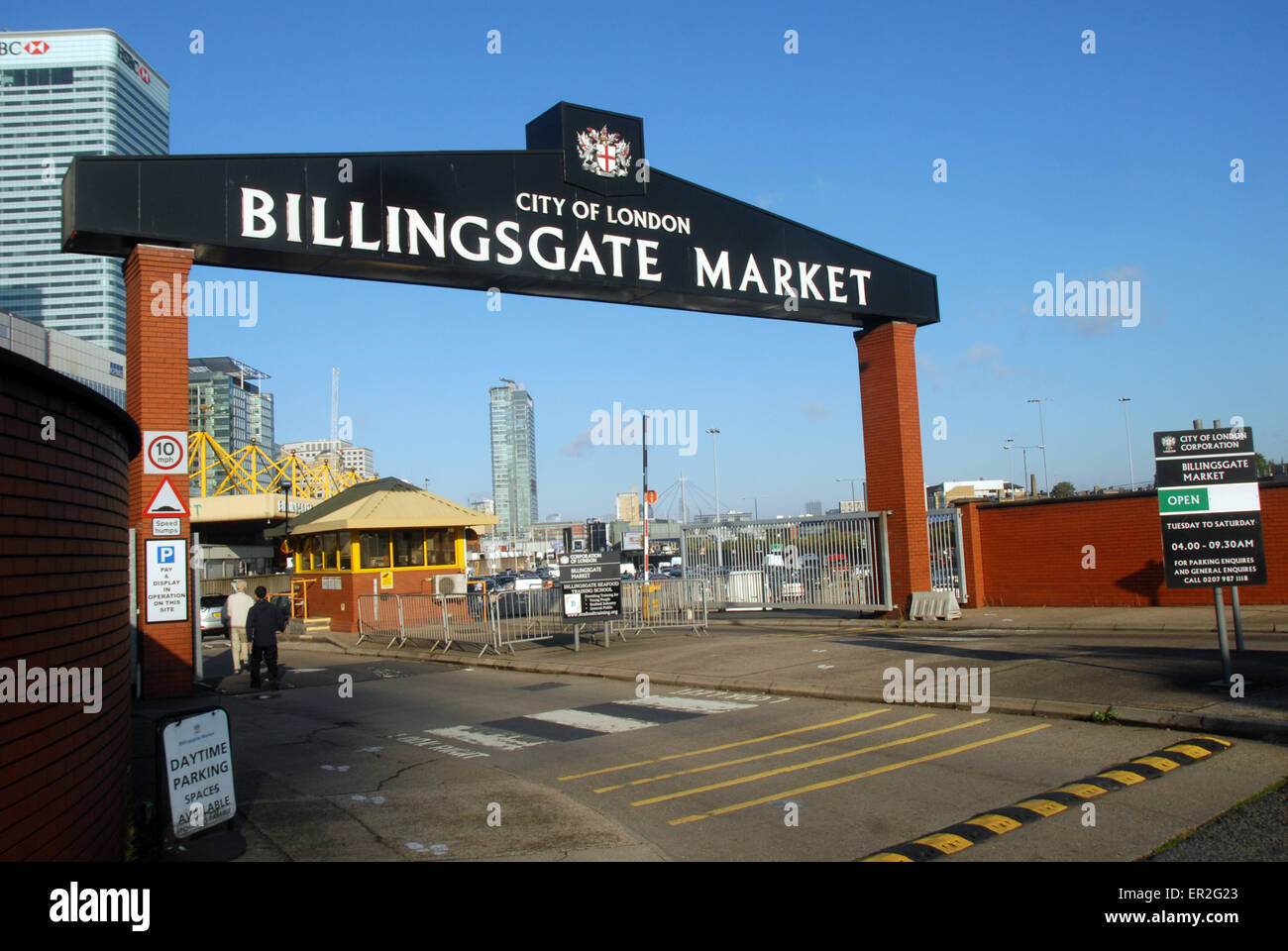 Billingsgate fish market entrance hi-res stock photography and images ...