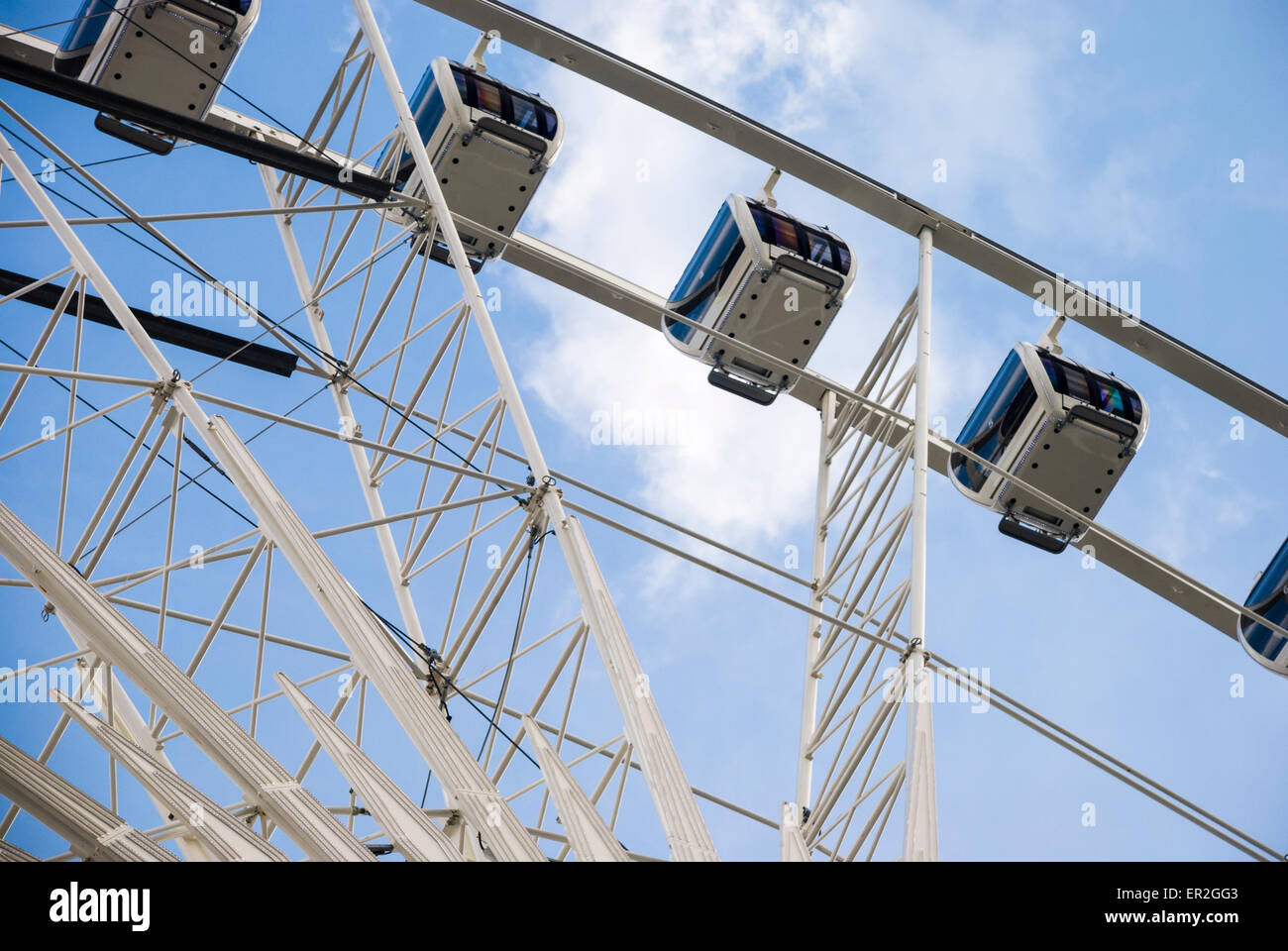 Cars on a large ferris wheel Stock Photo - Alamy
