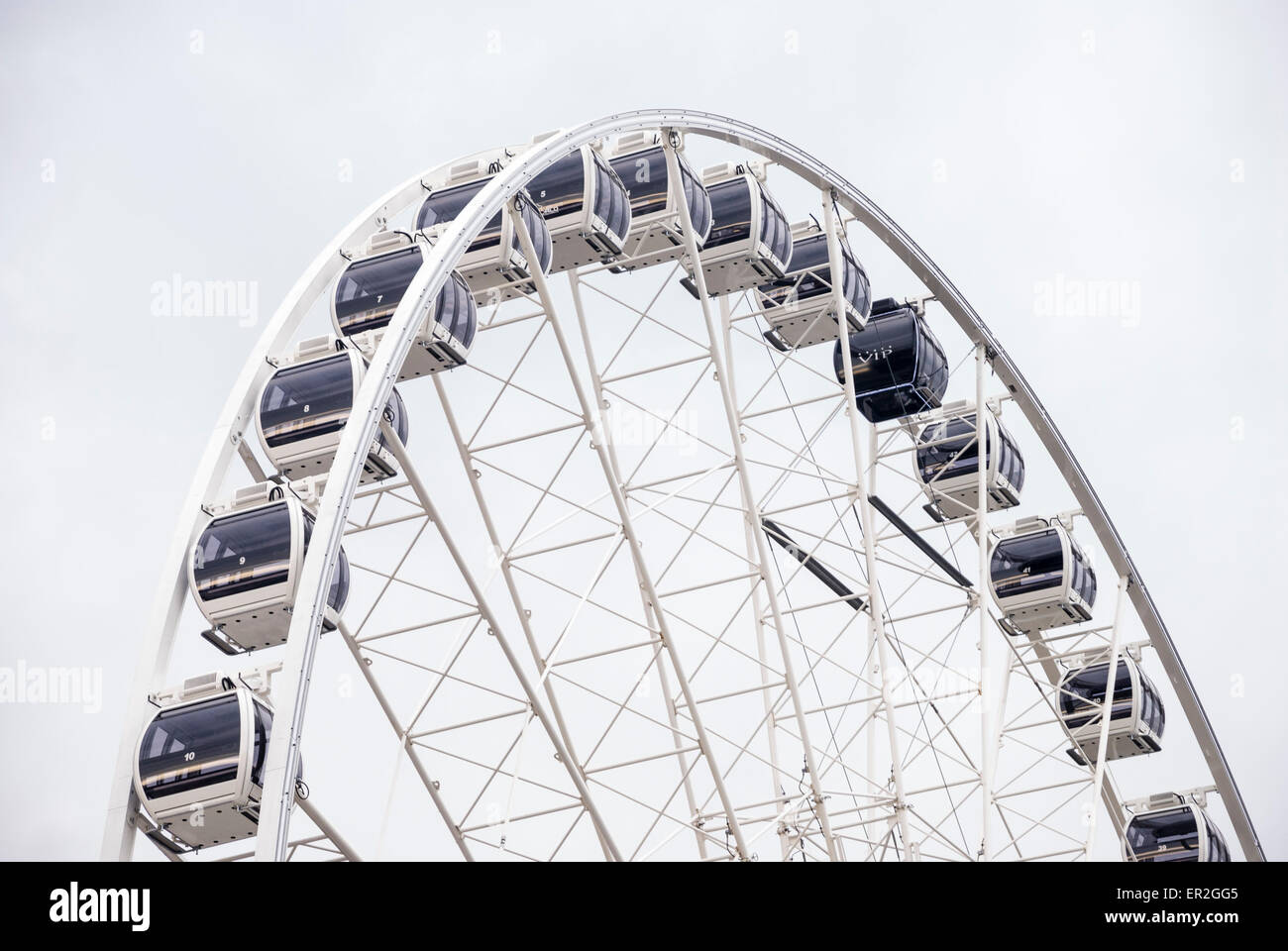 Cars on a large ferris wheel Stock Photo - Alamy