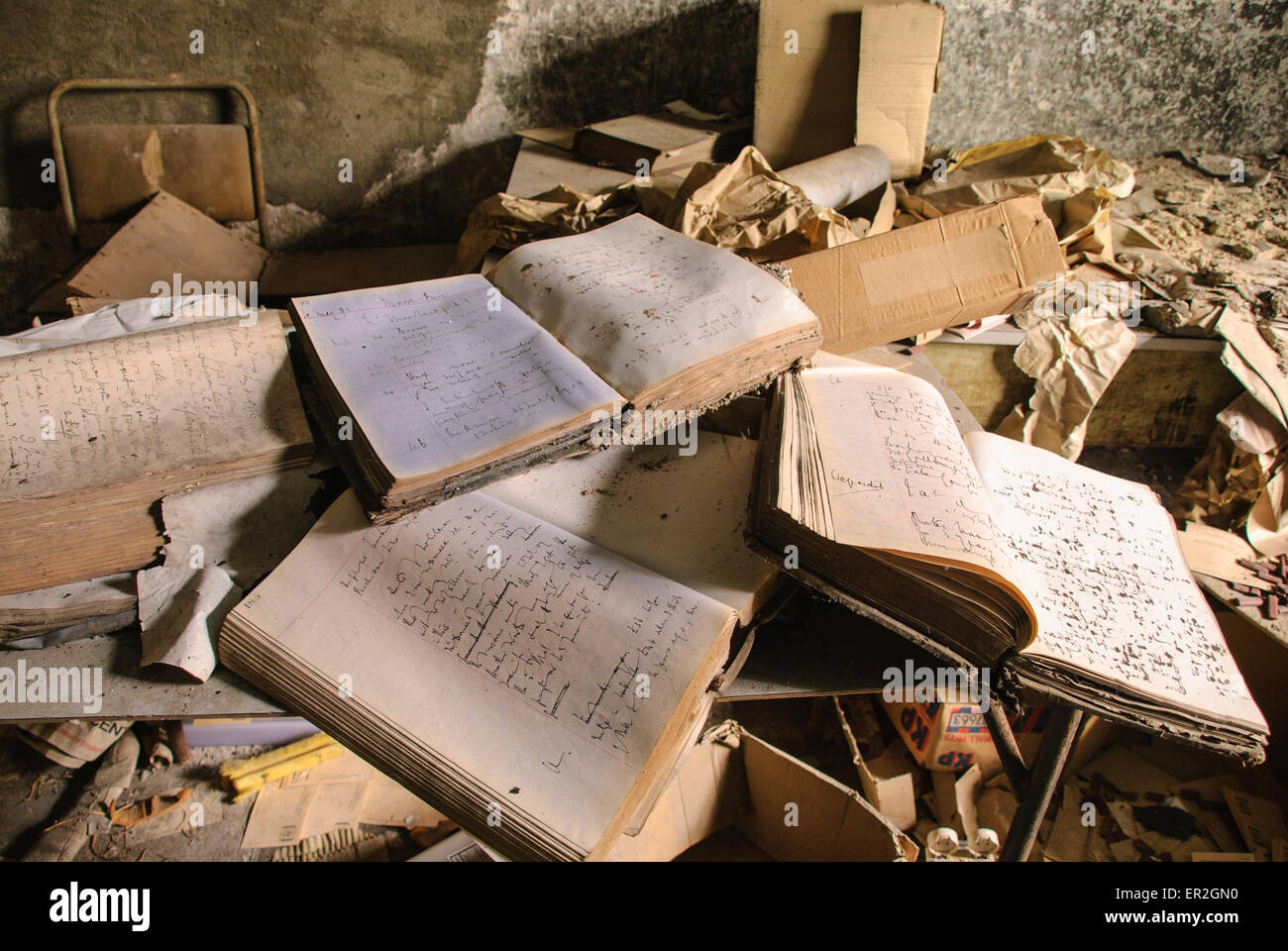 Messy room books hi-res stock photography and images - Alamy