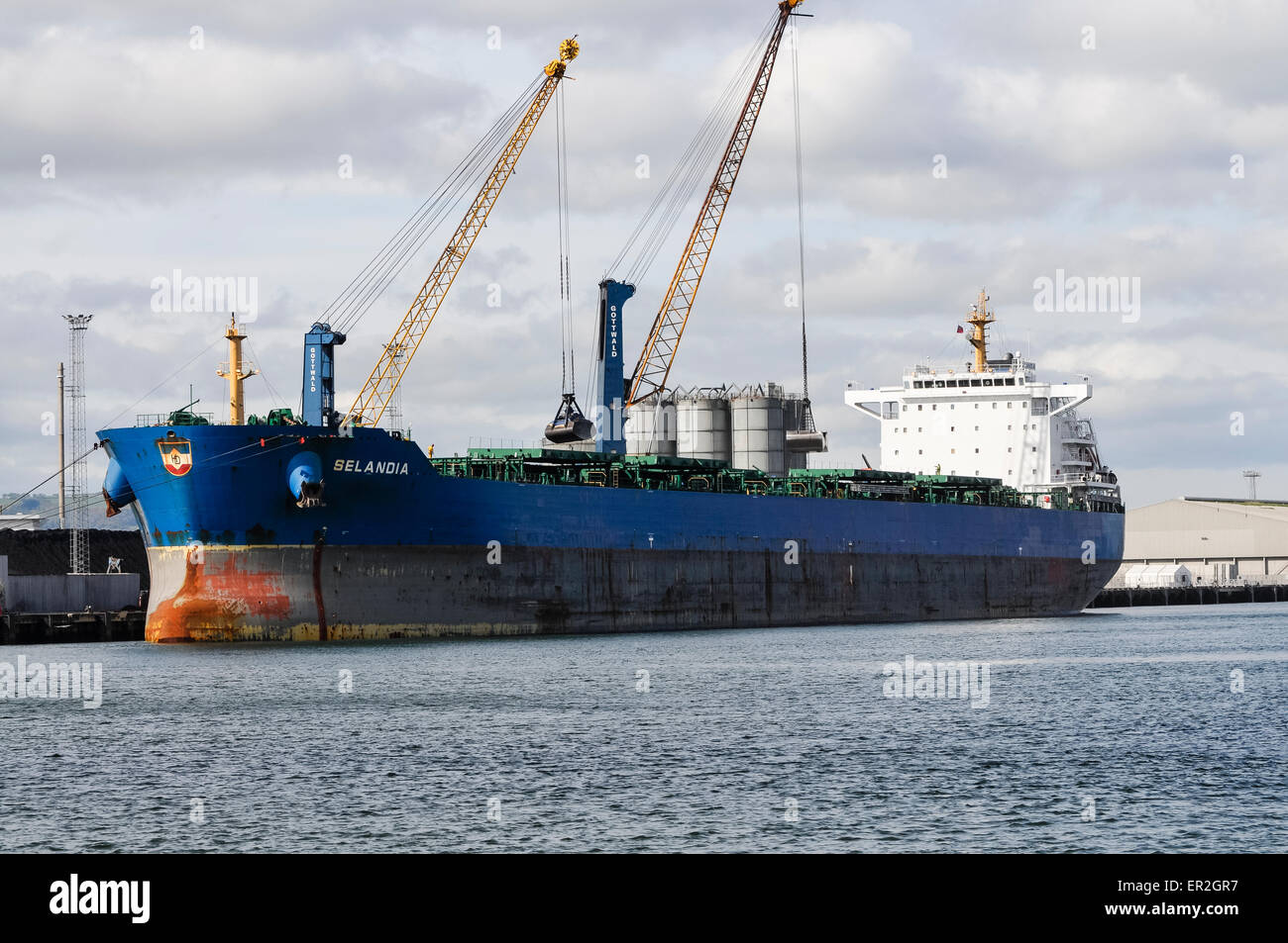Cranes unloading bulk carrier port hi-res stock photography and images ...
