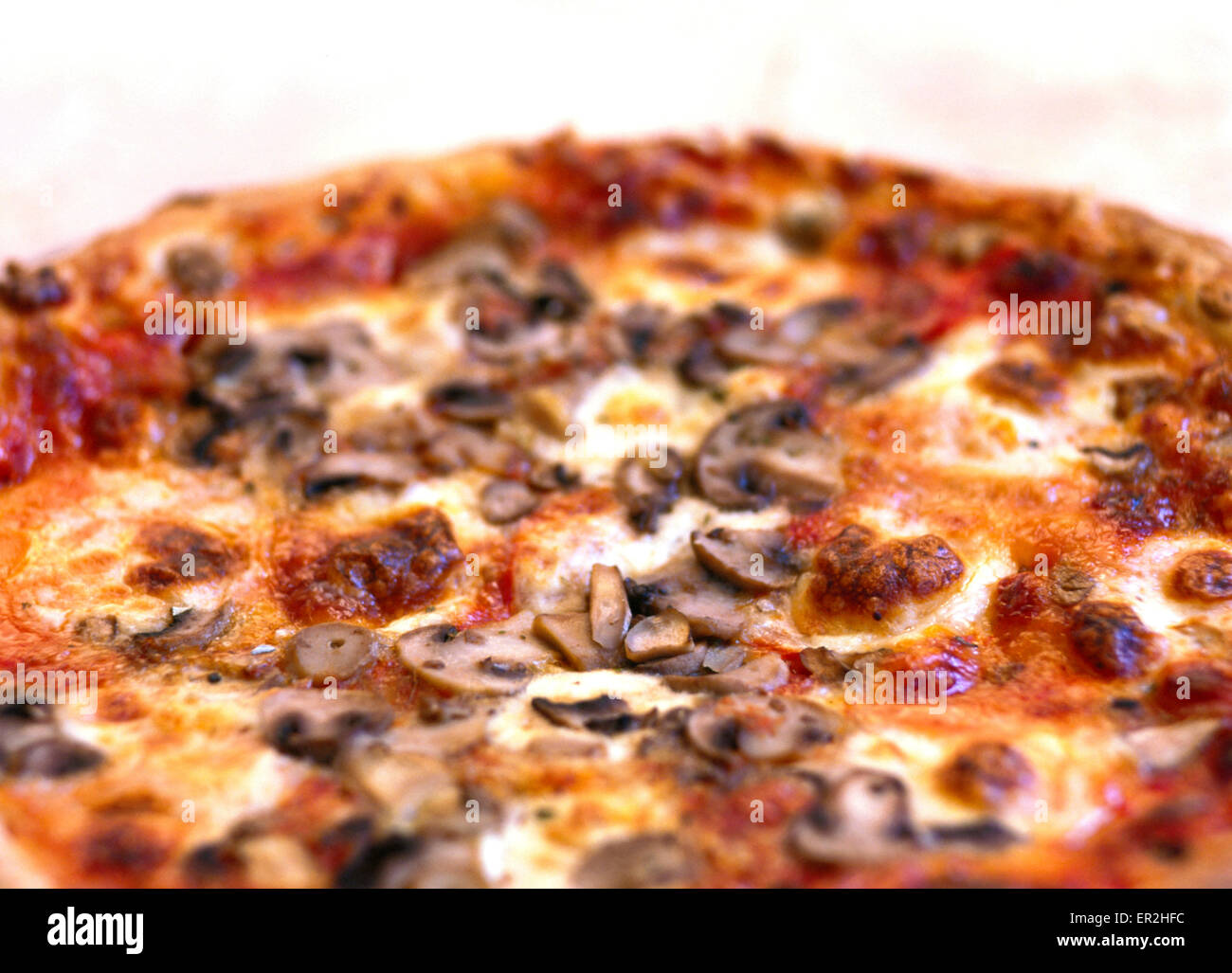 Essen, Pizza mit Champignons, Pizza Funghi, Italien Stock Photo - Alamy