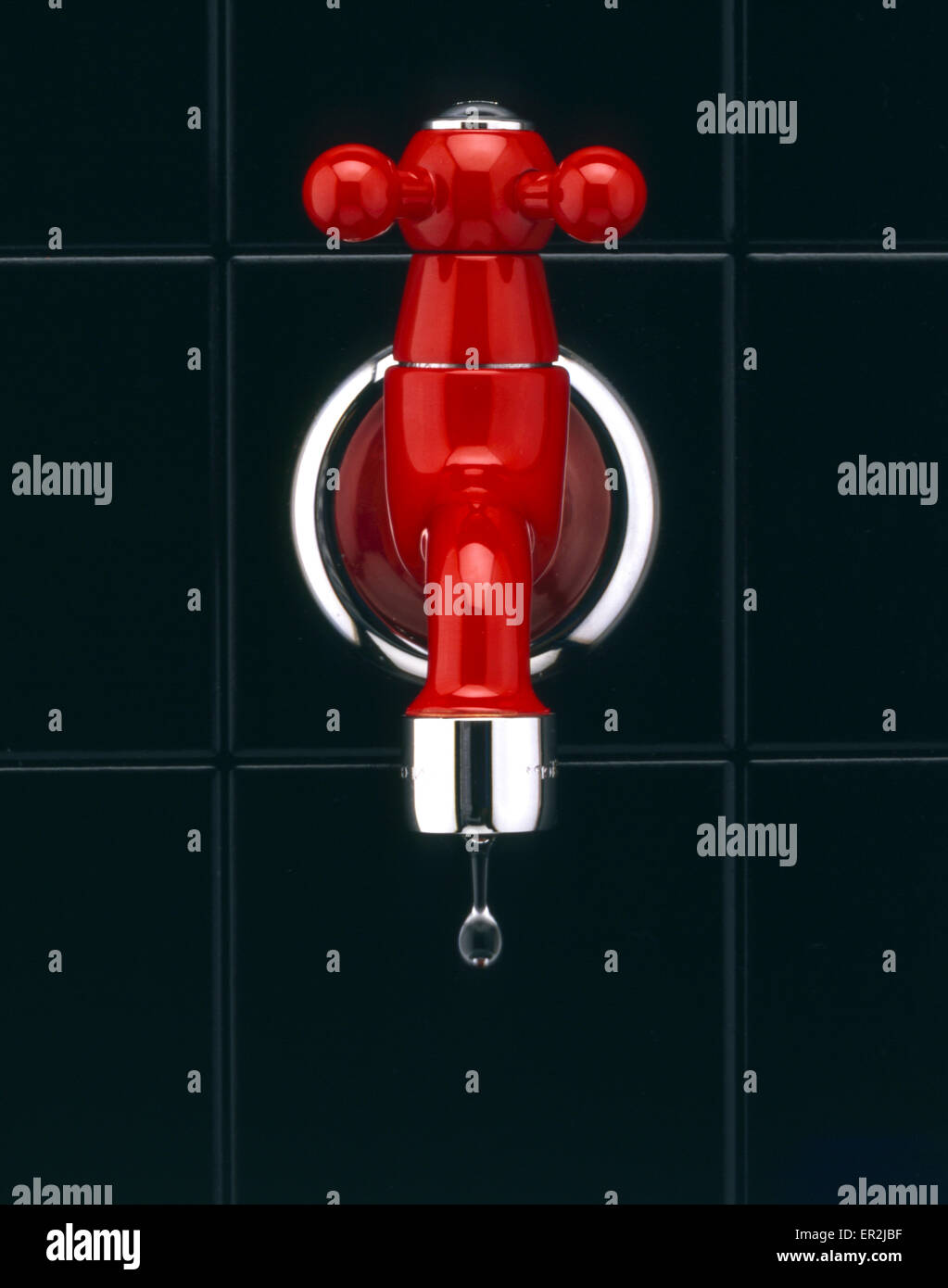 Roter Wasserhahn, Tropfen, Tropfend, Undicht, Wassertropfen ...