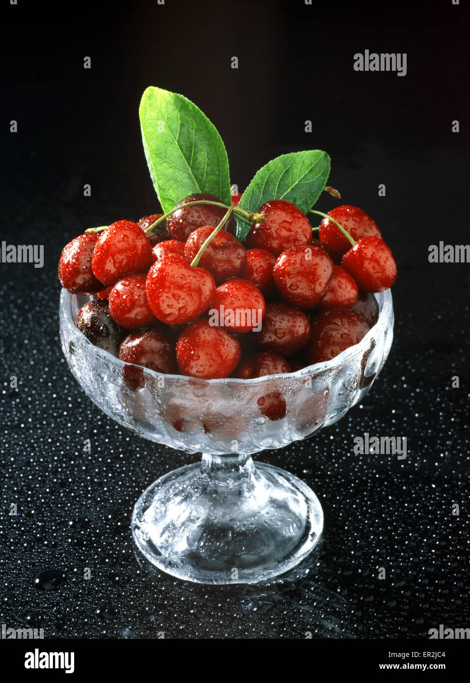 Schoene Kirschen in einer Glasschale Stock Photo - Alamy